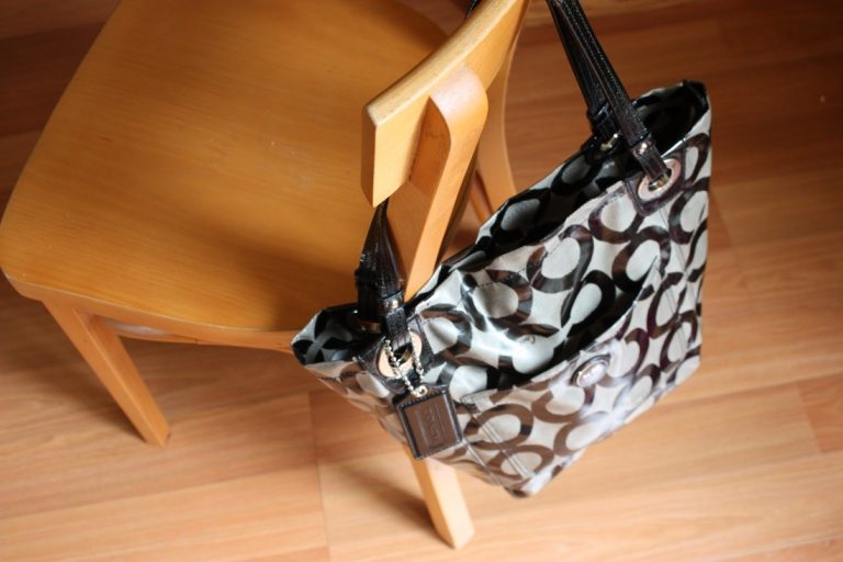 9 Tips to Keep Your Handbag Safe When You Travel - Jan Schroder